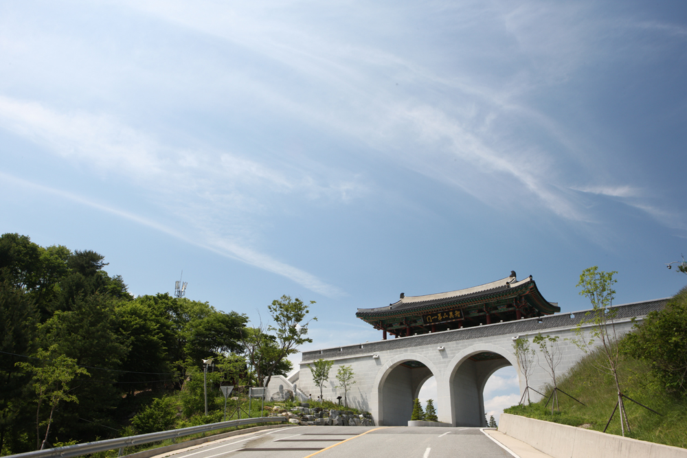 함양 랜드마크 ‘지리산 제일문’ 새 단장